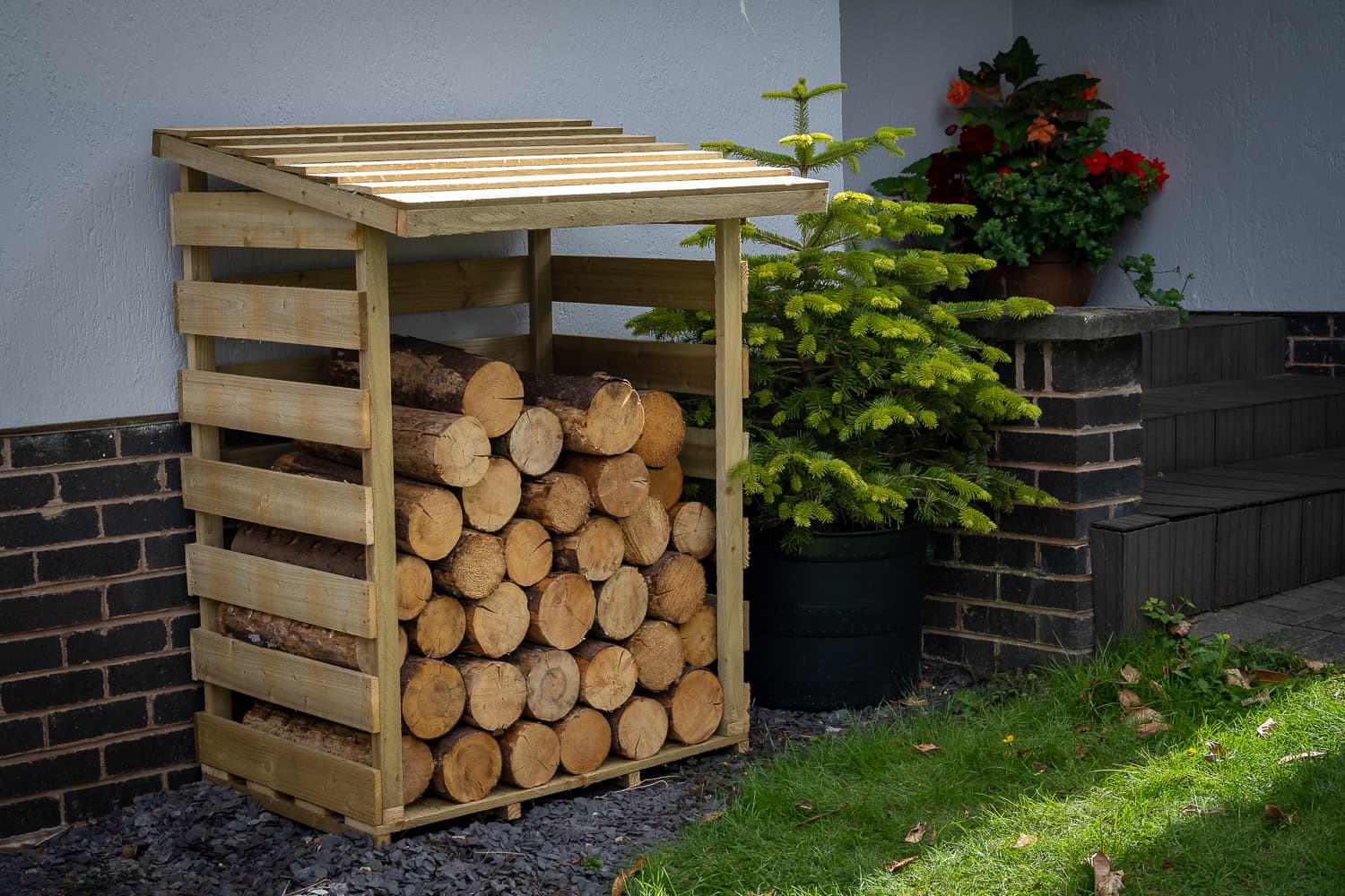 Small Garden Storage to Help You Tidy Up for Autumn | B&M Lifestyle