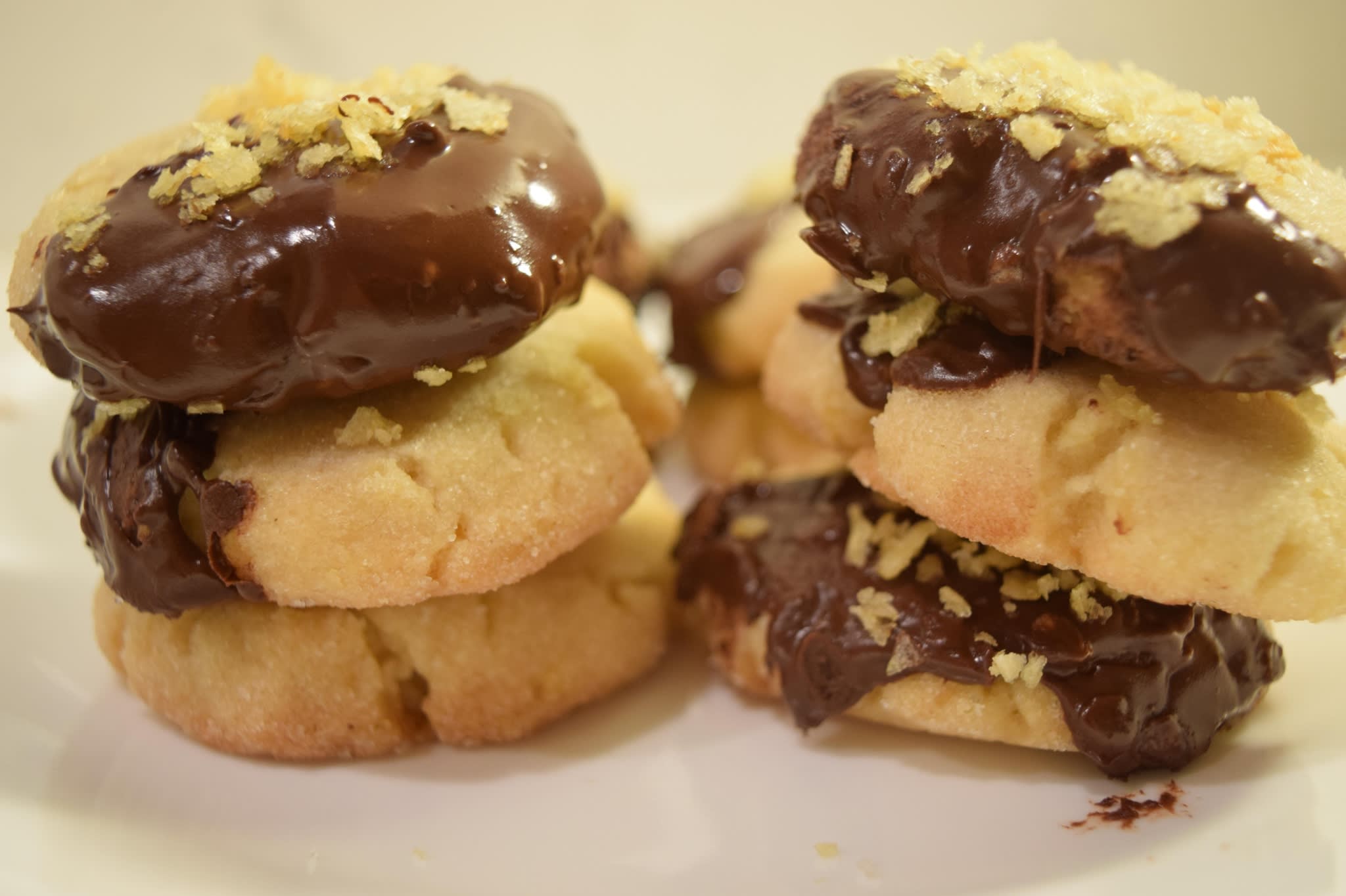 Incredible Crisps Recipes: Chocolate Dipped Crisp Cookies | B&M