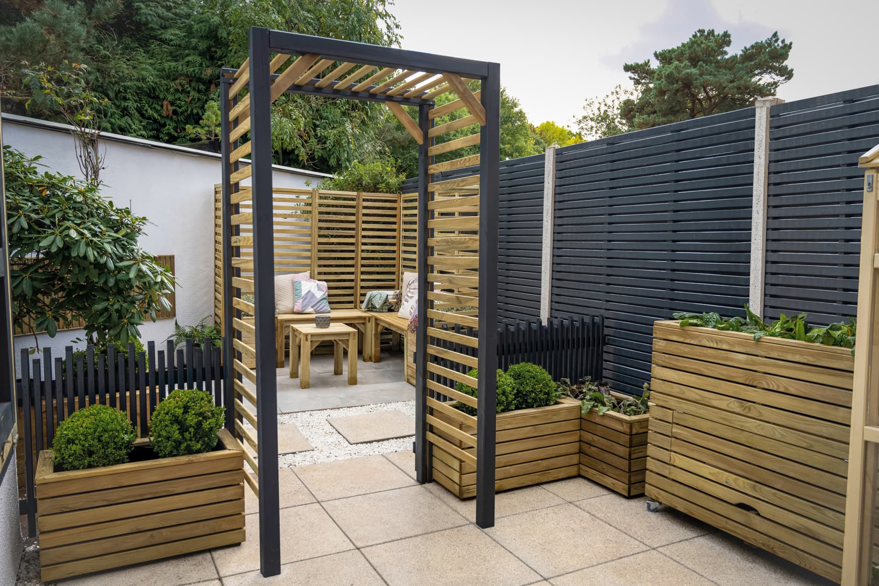 Arbour, Arch or Pergola? Which is Best for My Garden? | B&M Lifestyle