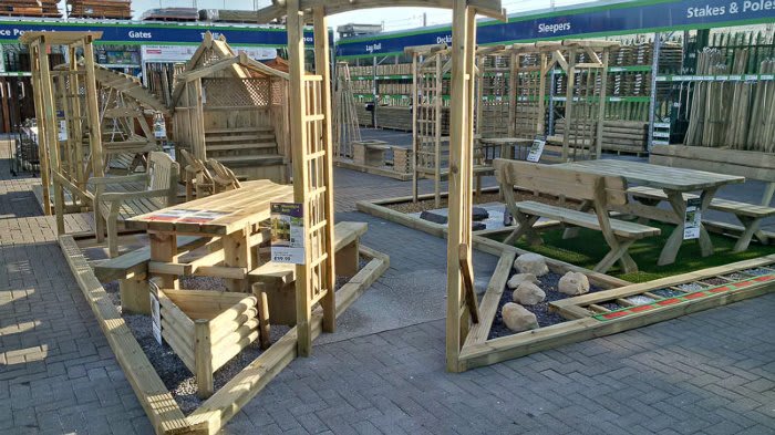 B&M Lifestyle | 12-year-old Local Hero Helps Open New B&M Ashington Store