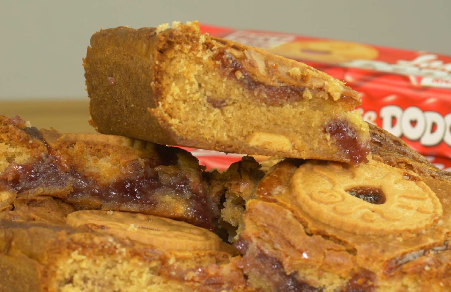 Recipe: Jammy Dodger Squares | B&M
